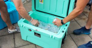 11 Ways To Keep Ice From Melting In a Cup