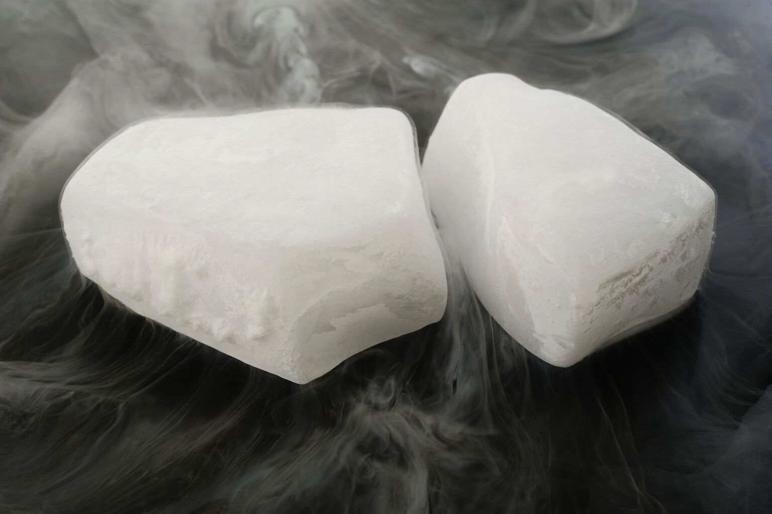 The Difference Between Dry Ice and Liquid Nitrogen