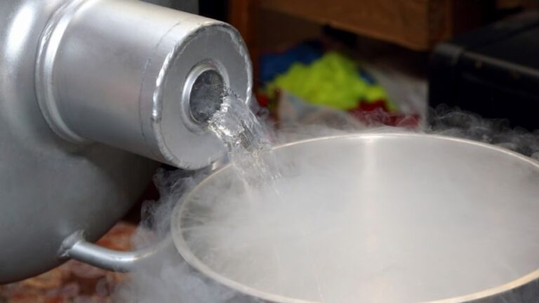 The Difference Between Dry Ice and Liquid Nitrogen
