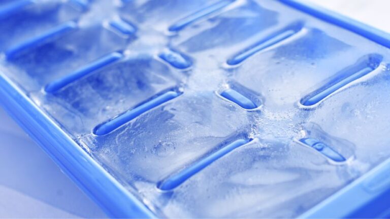 11 Hacks To Fill Your Ice Cube Tray Without Spilling