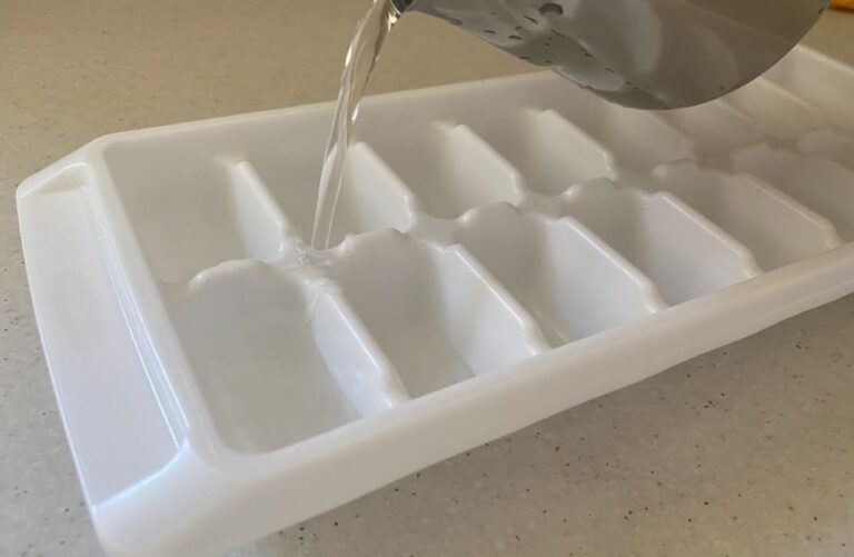 11 Hacks To Fill Your Ice Cube Tray Without Spilling